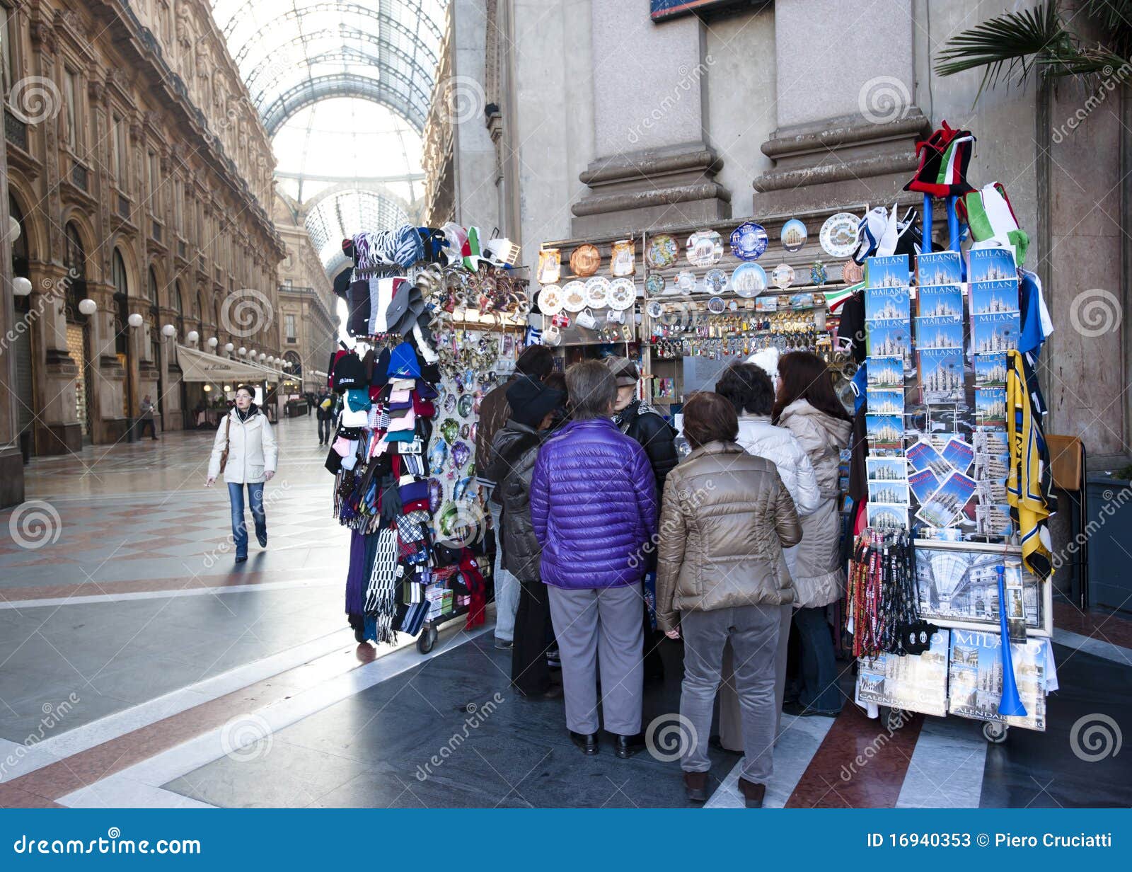 Ricordi chiosco, Milano fotografia stock editoriale. Immagine di ...