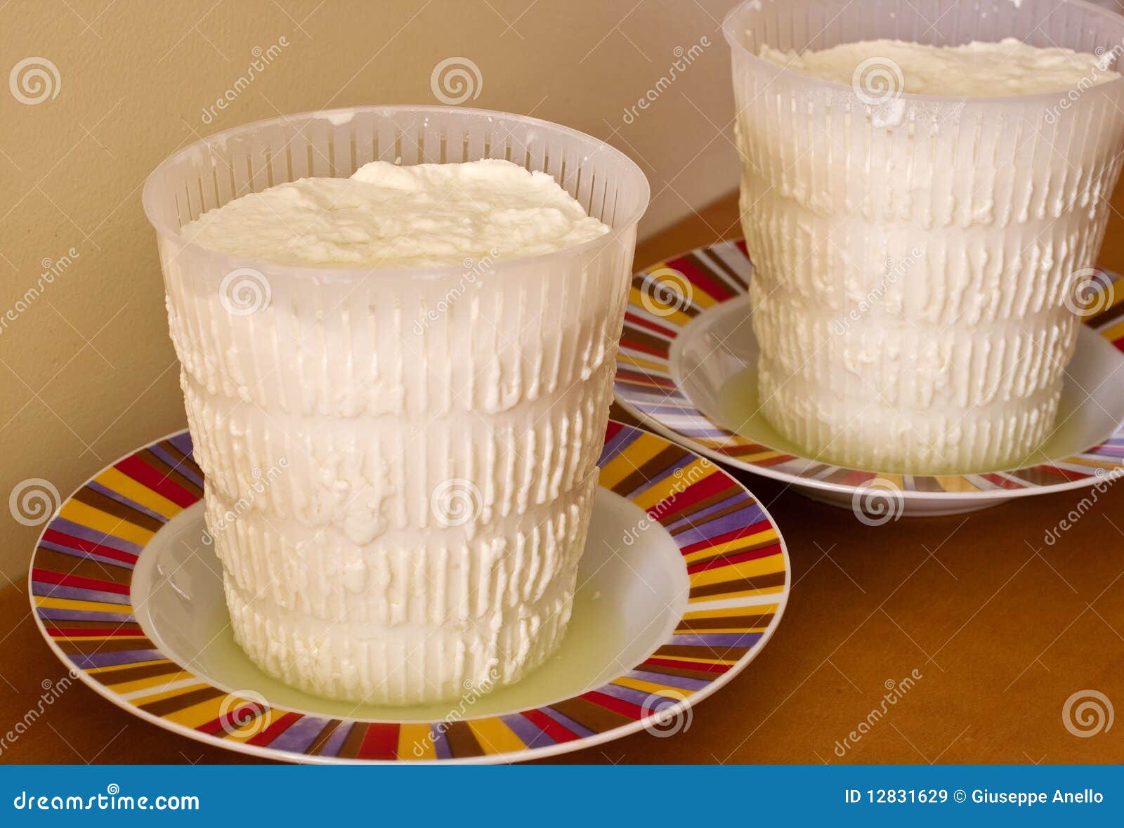 Ricotta, fromage italien image stock. Image du repas - 12831629