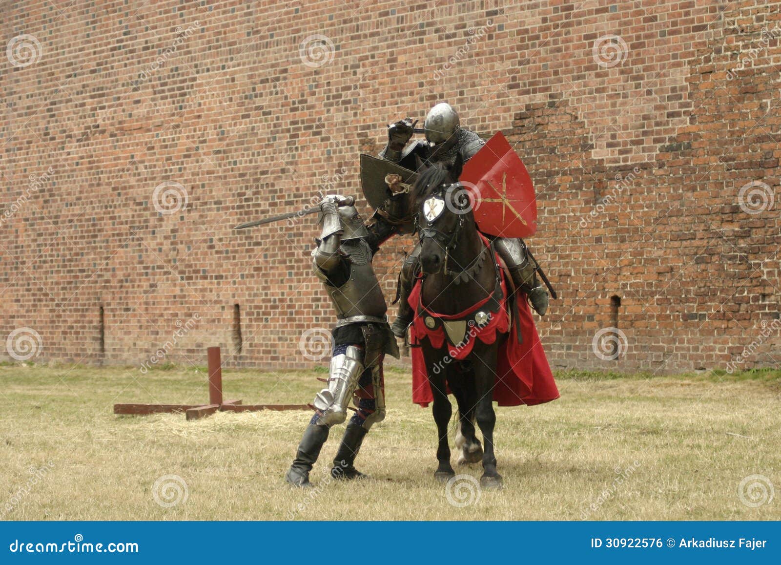 Riddare på häst arkivfoto. Bild av slott, pansar, svärd - 30922576