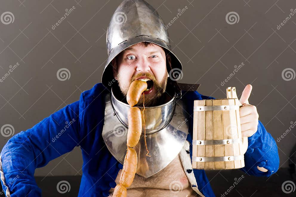 Ridder met bier stock foto. Image of lichaam, lijfwacht - 22235408