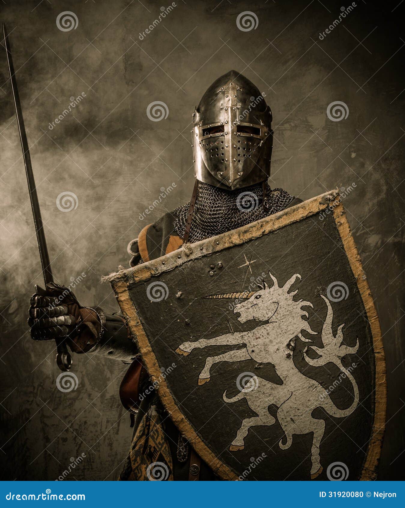 Ridder in volledig pantser stock foto. Image of middeleeuws - 31920080