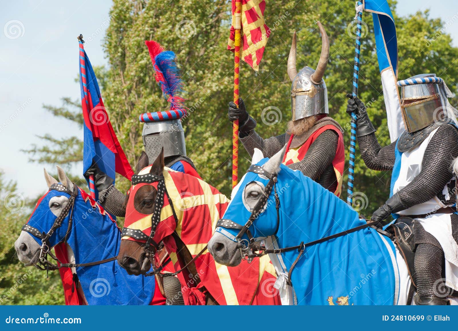 Ridders in pantser stock afbeelding. Image of helm, gebeurtenis - 24810699