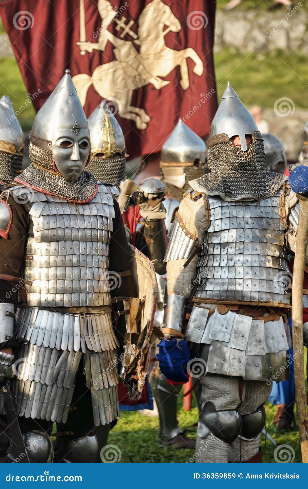 Ridders in Pantser Met Schilden Redactionele Stock Afbeelding - Image ...