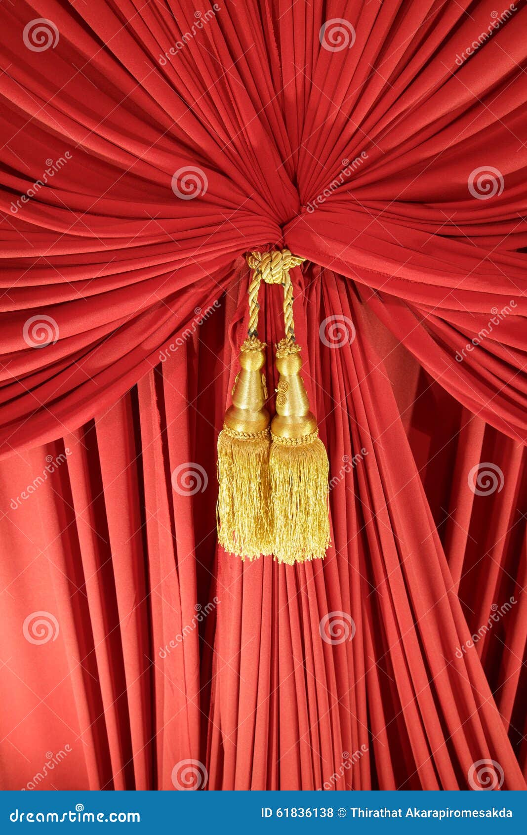 Rideau rouge photo stock. Image du milieux, conception - 61836138