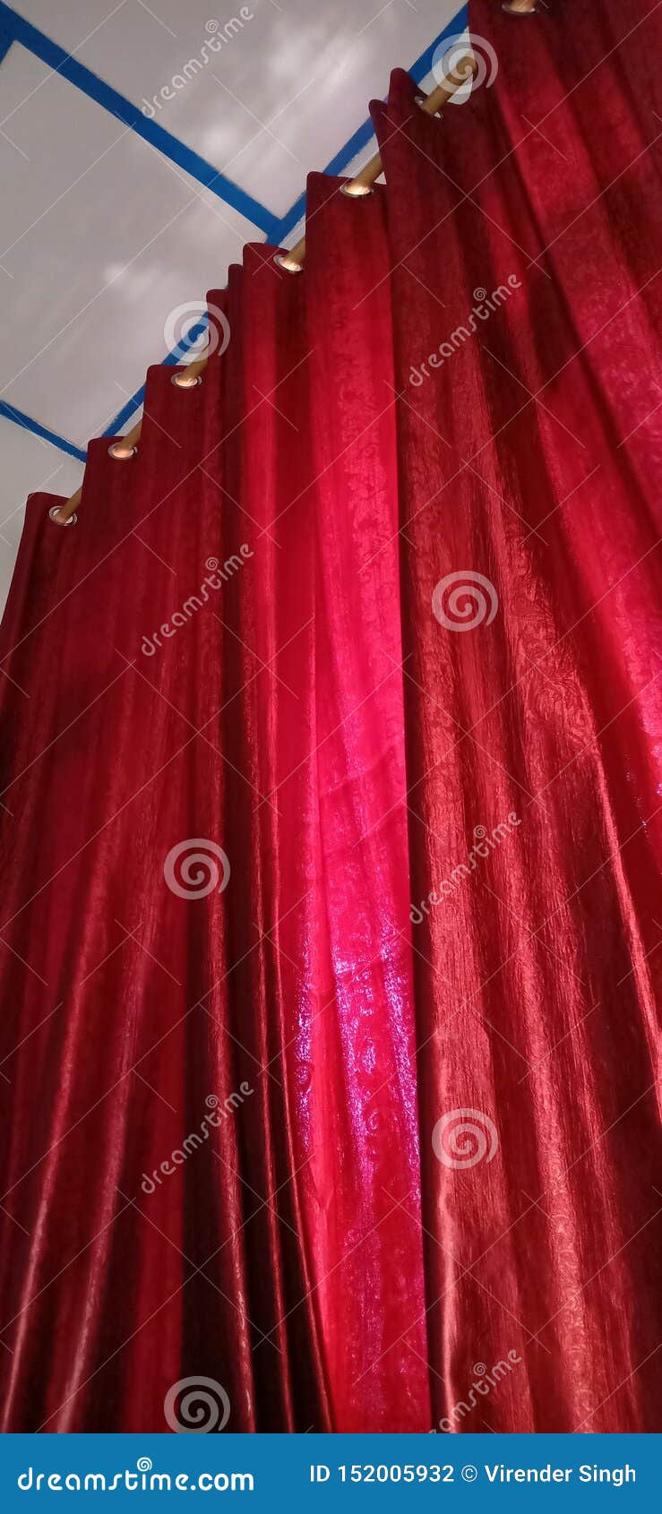 Rideaux rouges photo stock. Image du rideaux, rouge - 152005932