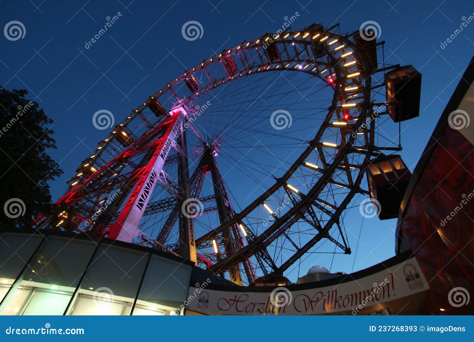 Riding with the Famous Viennese Ferris Wheel in the Evening Editorial ...