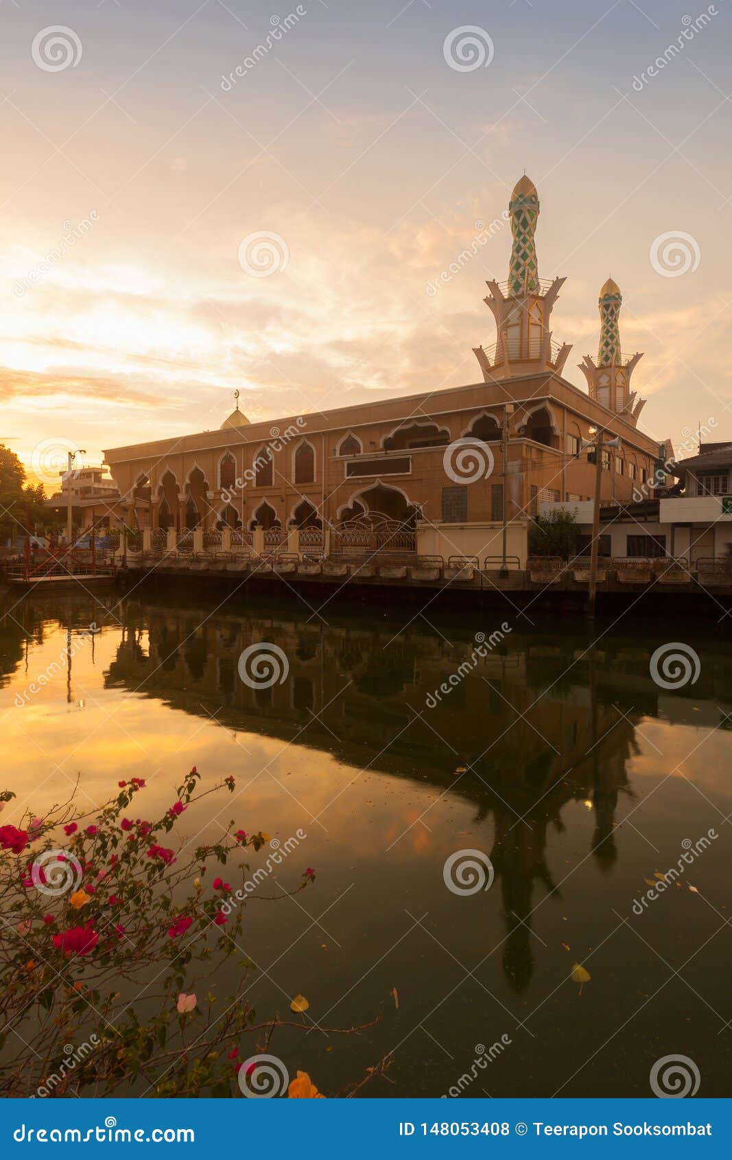 Ridwanool Islam Mosque in Bangkok , Thailand Stock Photo - Image of ...