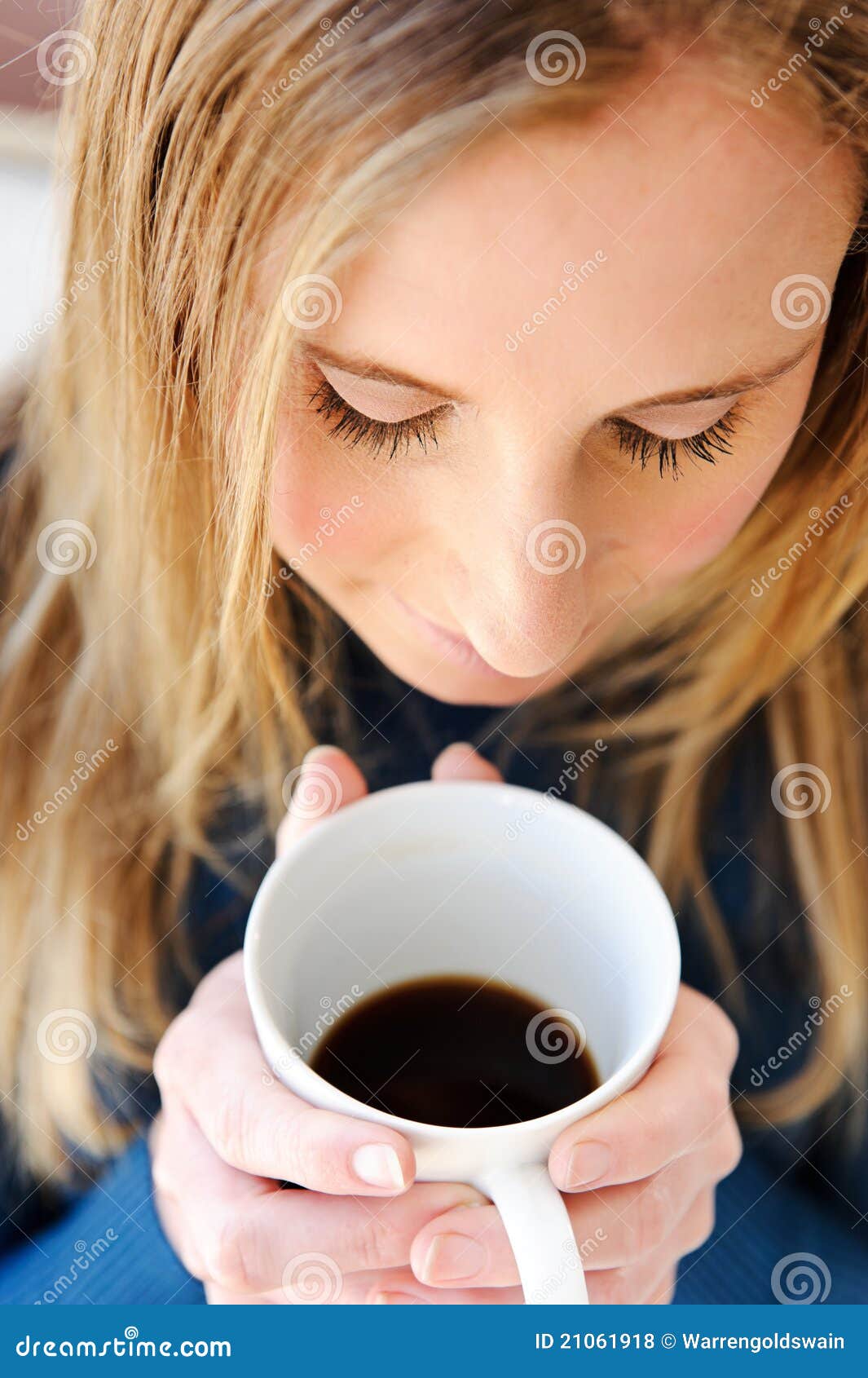 Riechen Sie den Kaffee stockfoto. Bild von frau, kaffee - 21061918