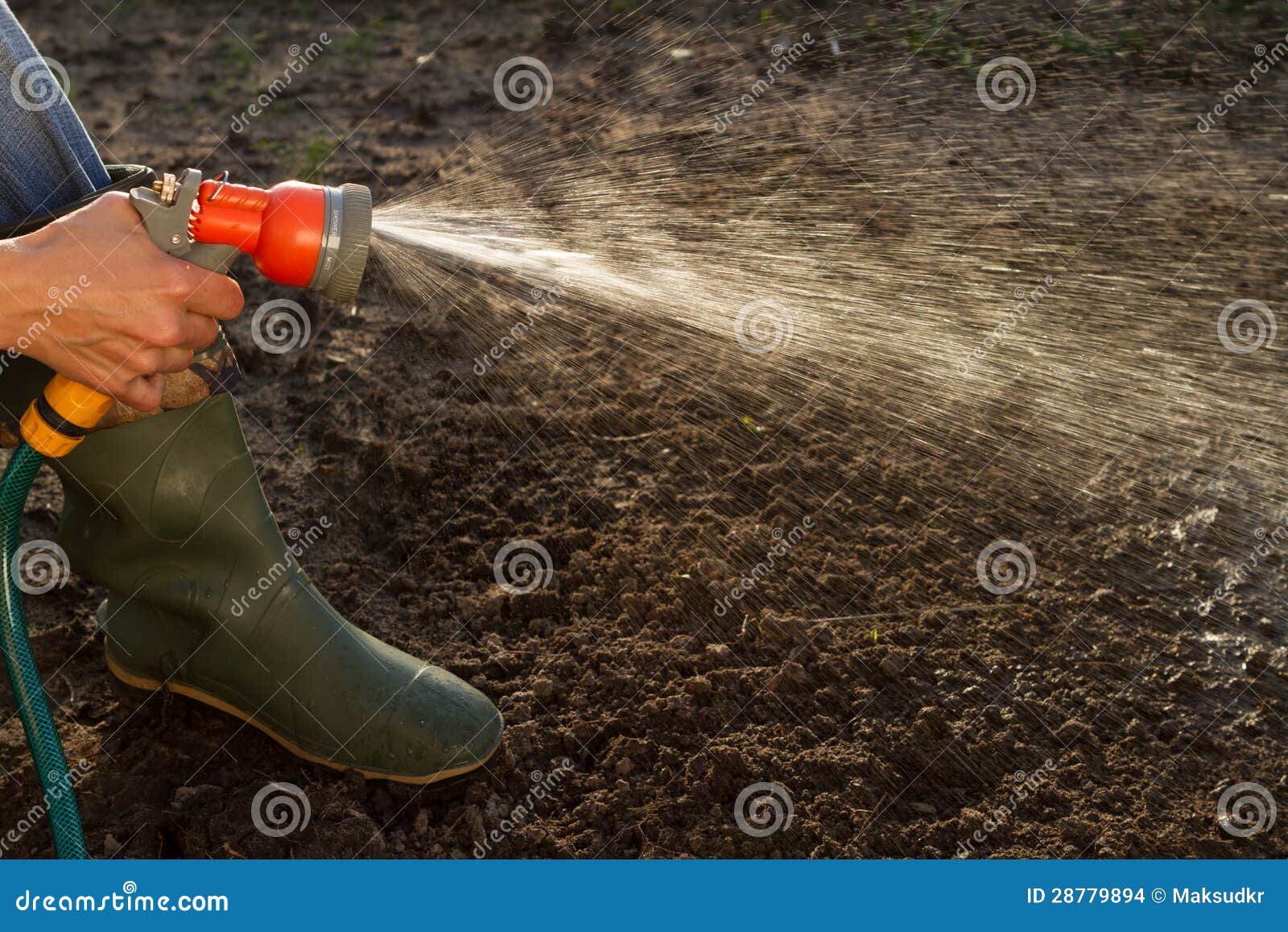 Riego de la tierra foto de archivo. Imagen de humano - 28779894