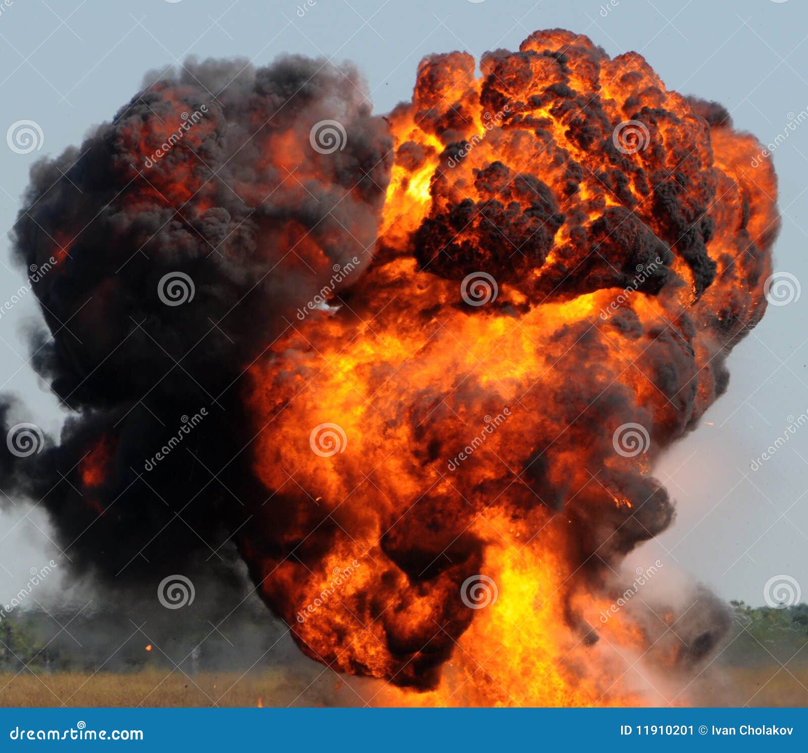 Riesige Explosion stockbild. Bild von unfall, feld, feuerkugel - 11910201