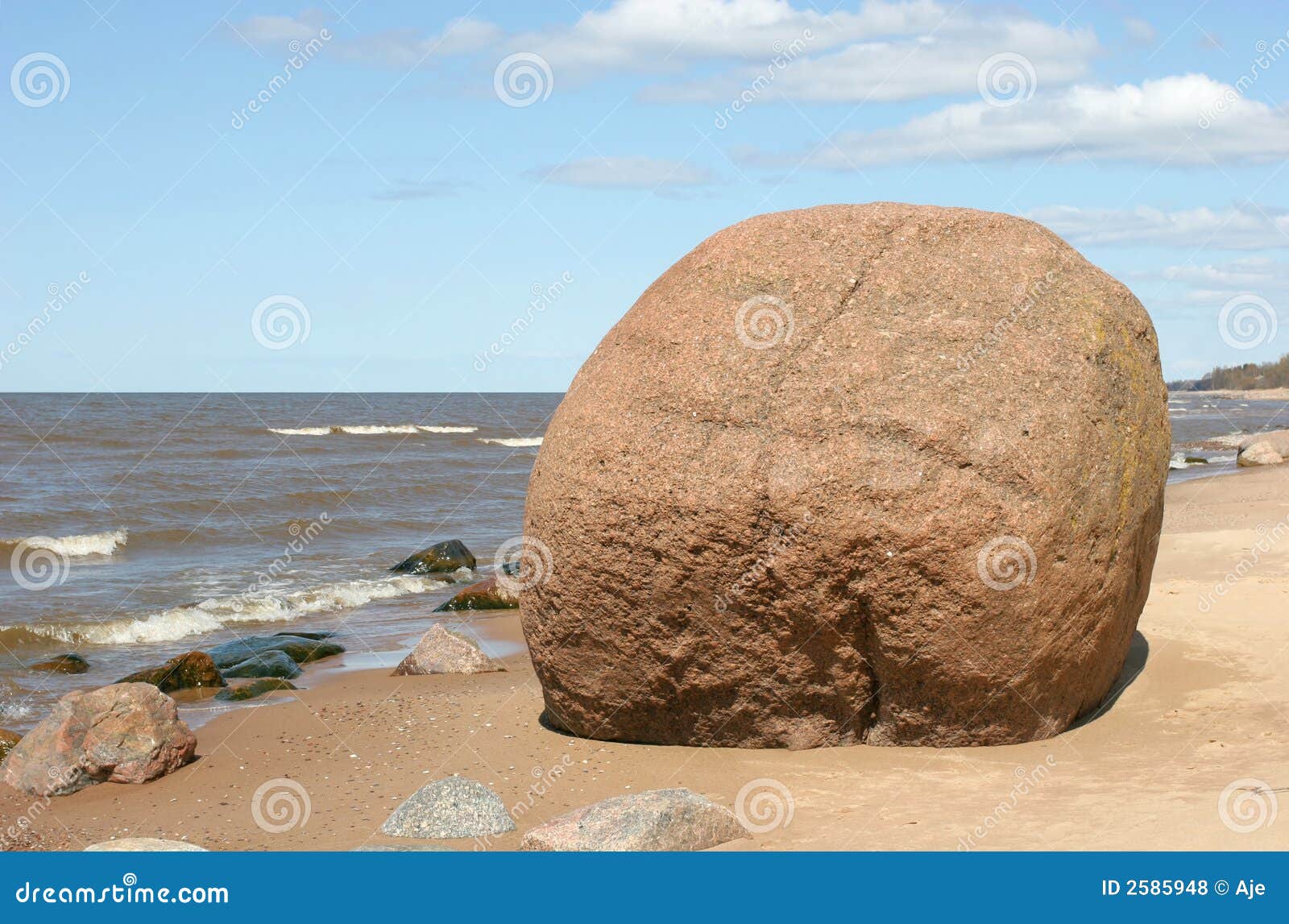 Riesiger Fluss-Stein stockfoto. Bild von küstenlinie, wellen - 2585948