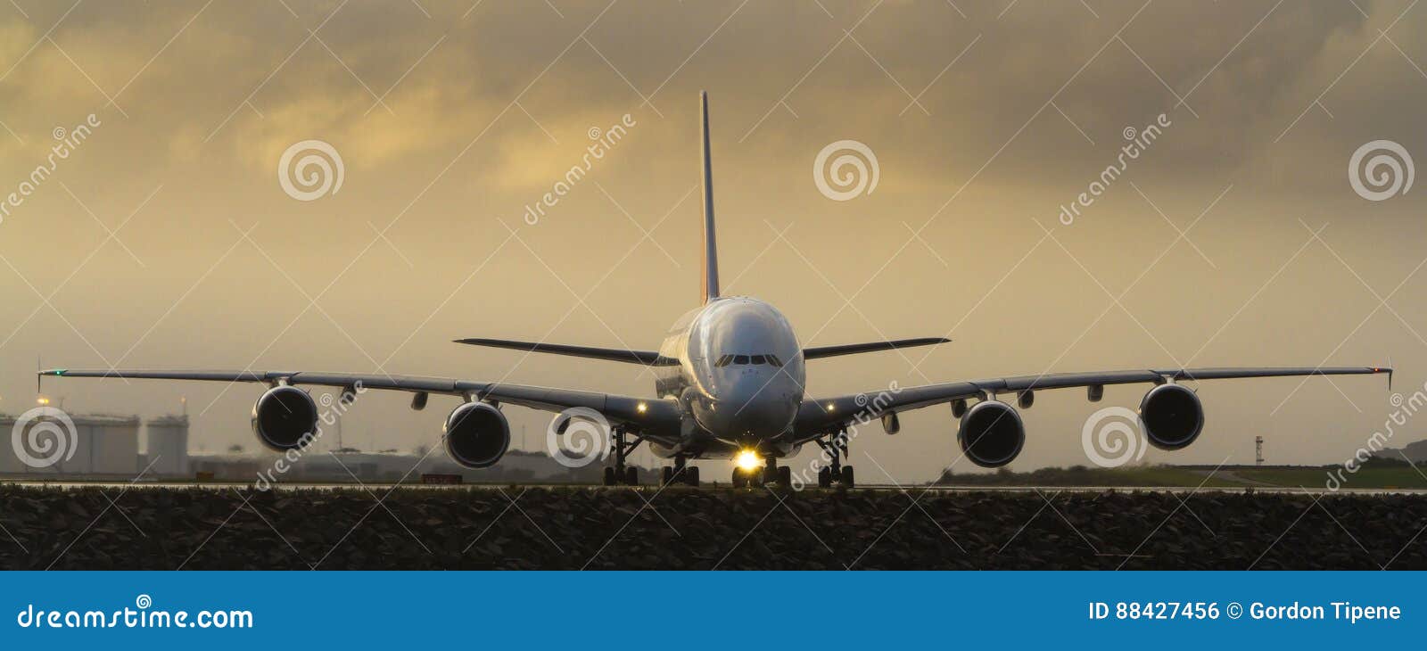Riesiger Superjet A380 Auf Rollbahn Stockfoto - Bild von riesig ...
