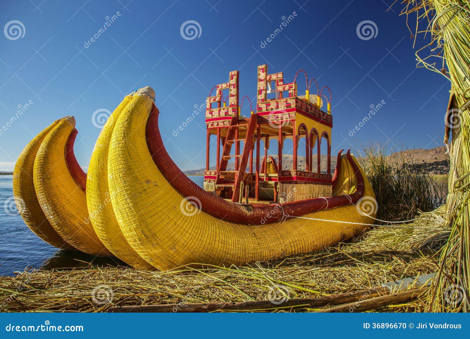 Rietboot op Eiland Uros. stock foto. Image of mooi, zuiden - 36896670