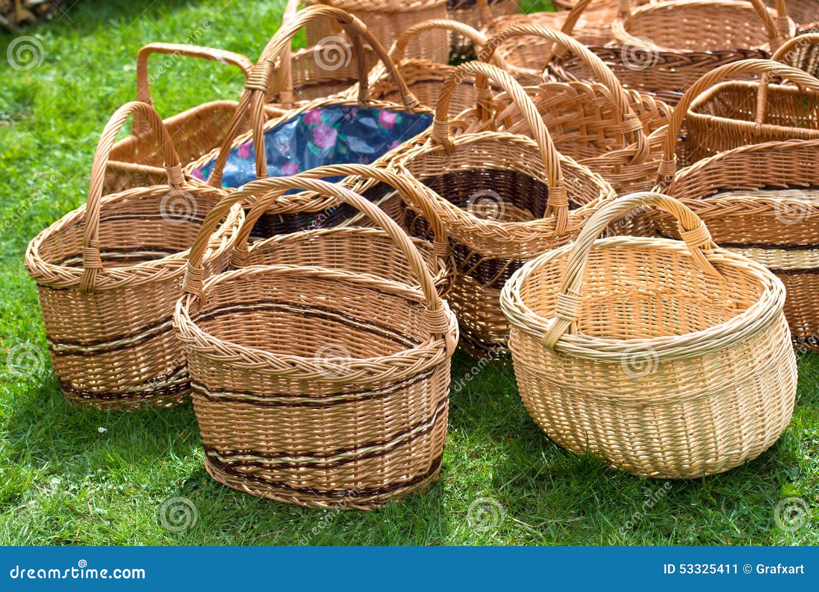 Rieten Manden bij Markt stock afbeelding. Image of traditioneel - 53325411