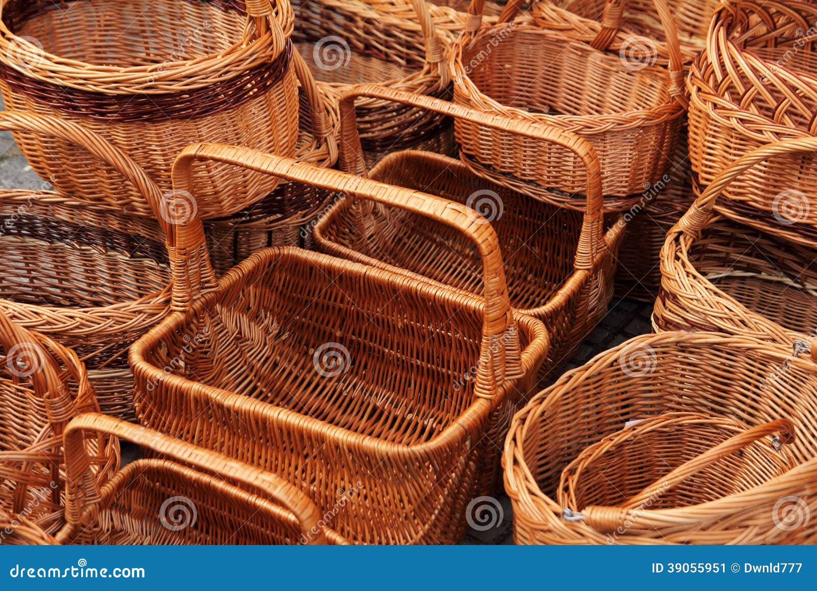 Rieten manden op markt stock afbeelding. Image of bruin - 39055951