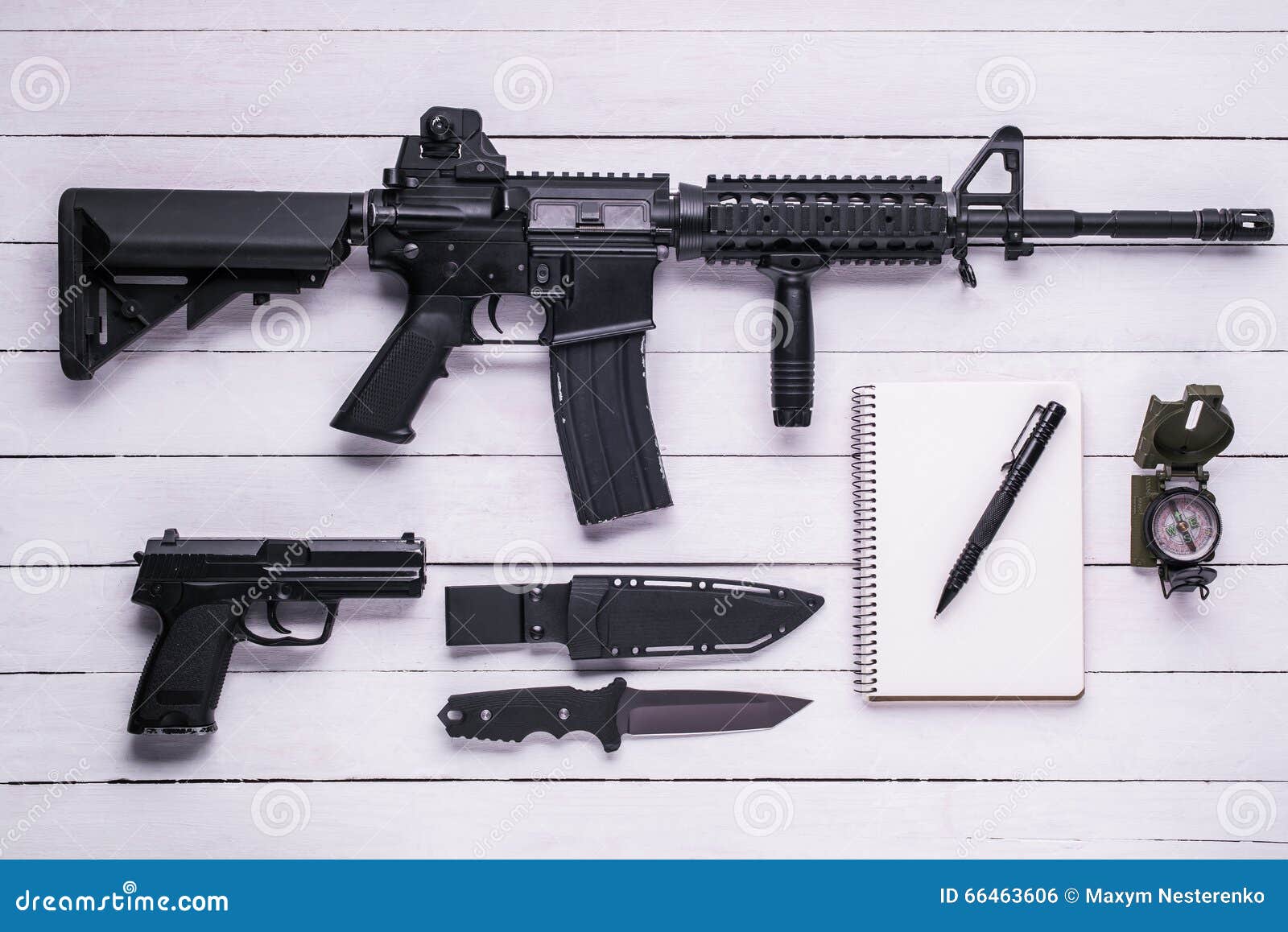 Rifle, Arma, Faca, Compasso E Caderno Na Tabela Foto de Stock - Imagem ...