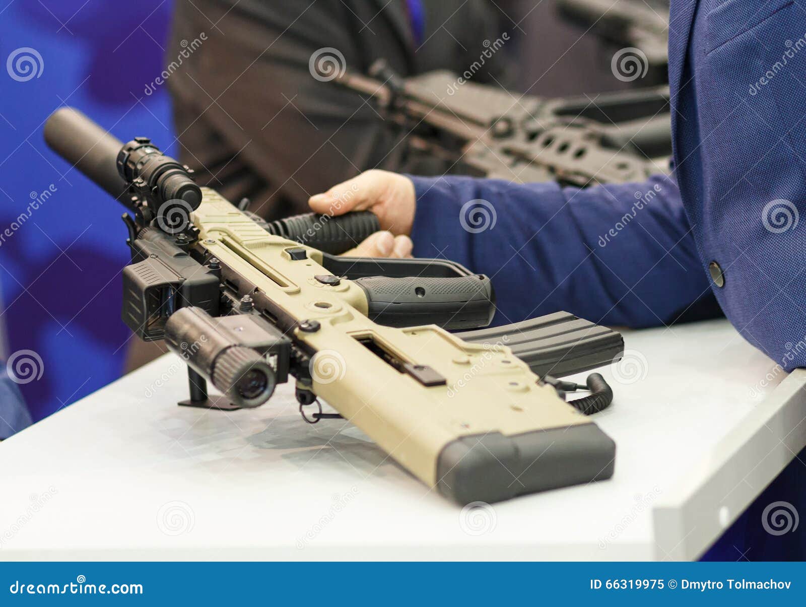 Rifle Automático En Su Mano Imagen de archivo - Imagen de proteja, mano ...