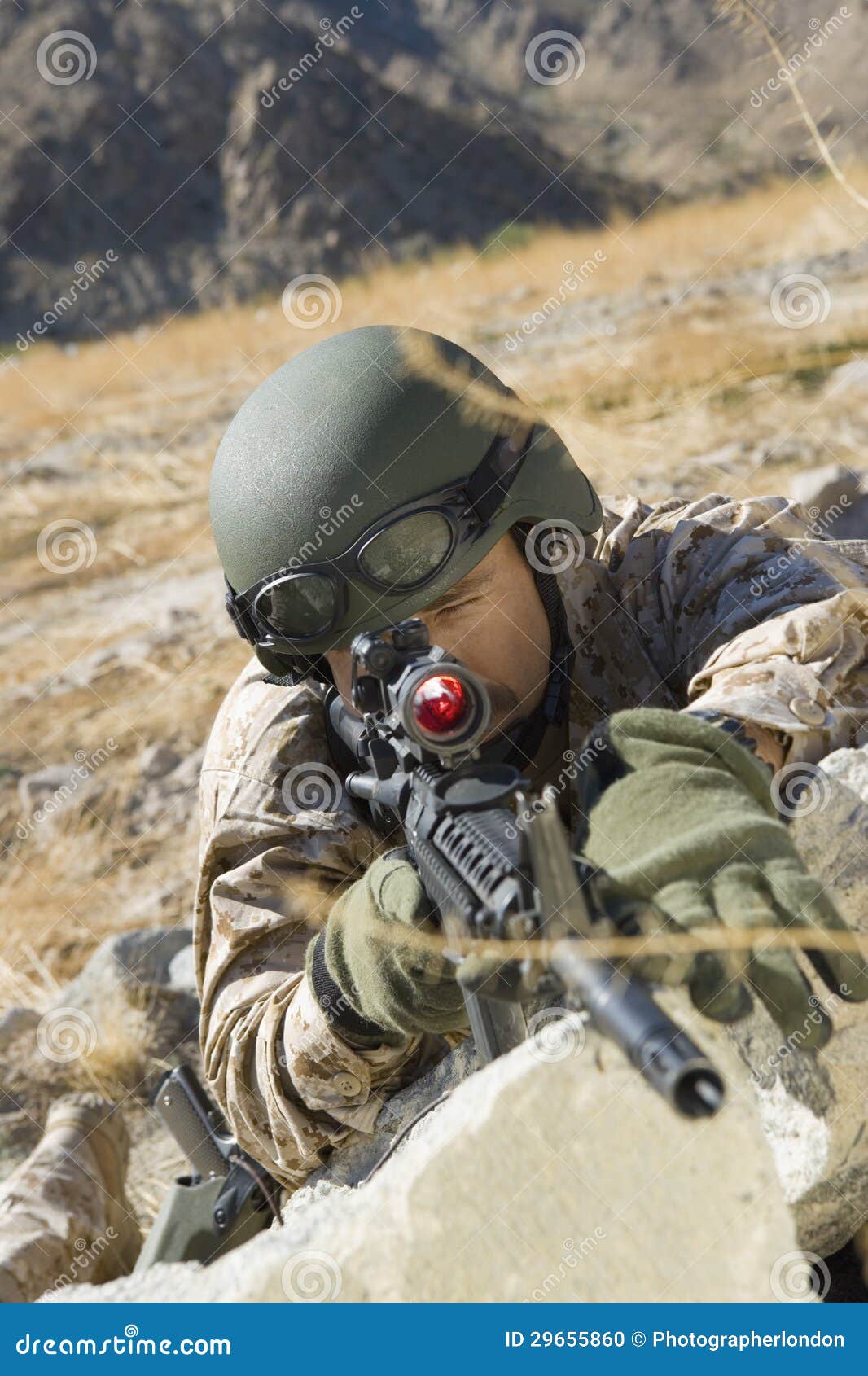 Rifle De Aiming with Sniper Do Soldado Foto de Stock - Imagem de ...