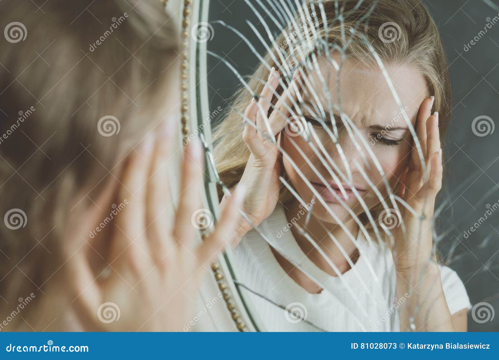 Riflessione Della Ragazza in Specchio Rotto Immagine Stock - Immagine ...