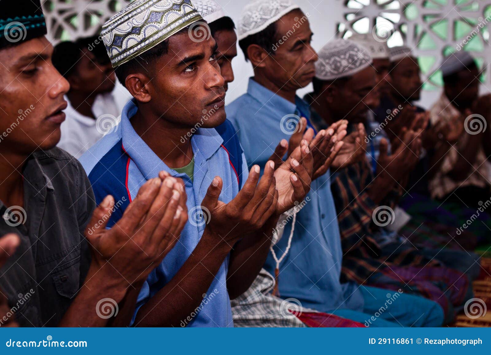 Rifugiati Di Rohingya Che Pregano Dopo Le Preghiere Del Asr. Fotografia ... Rifugiati Di Rohingya Che Pregano Dopo Le Preghiere Del Asr. Fotografia ...