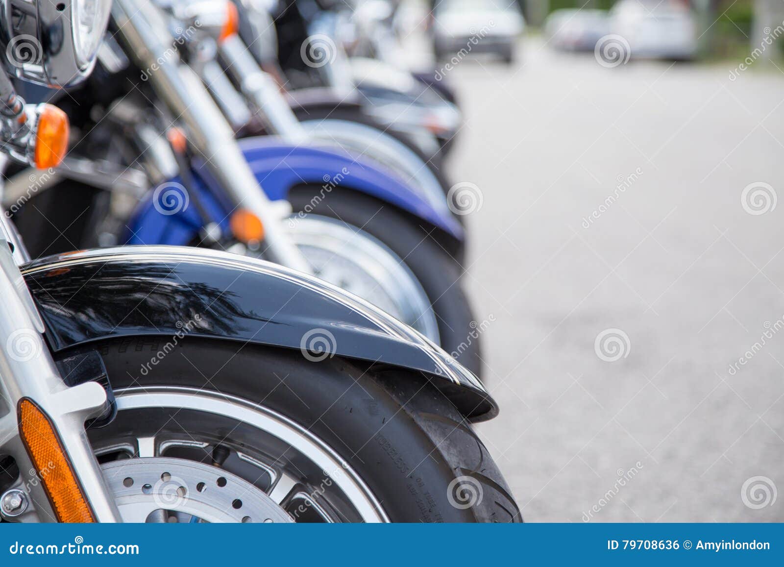 Riga dei motocicli fotografia stock. Immagine di gomma - 79708636