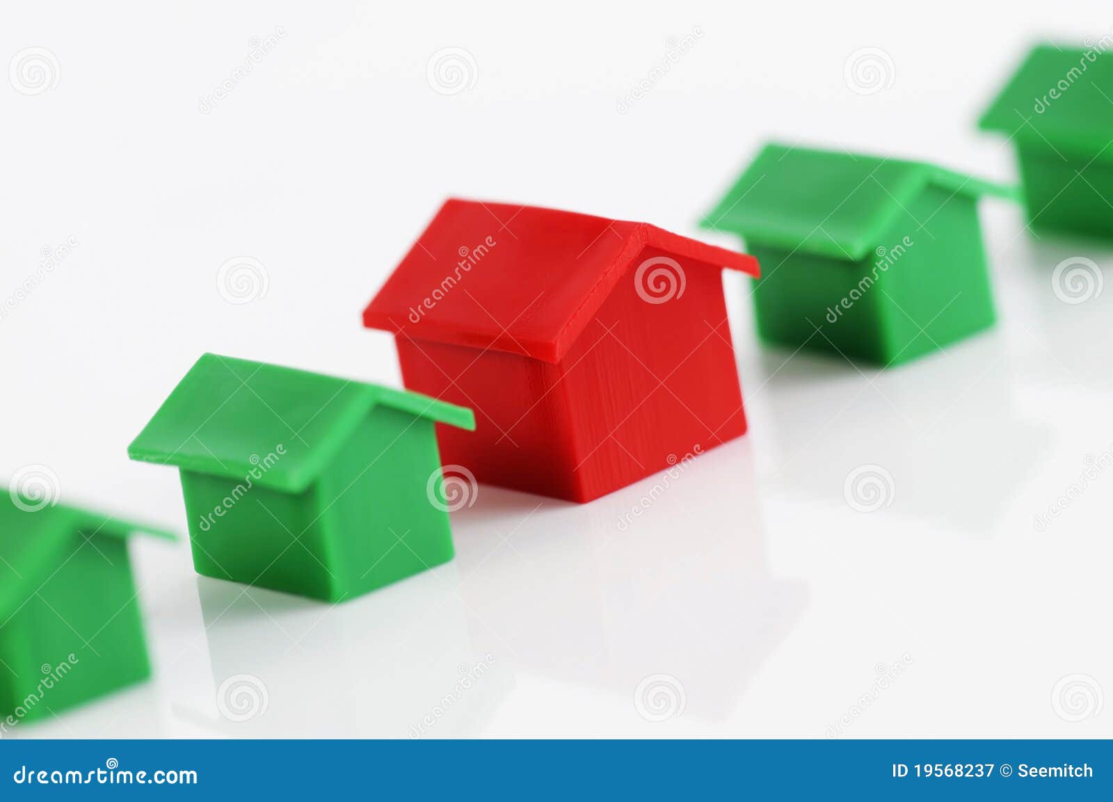 Riga delle case di modello fotografia editoriale. Immagine di timpano ...