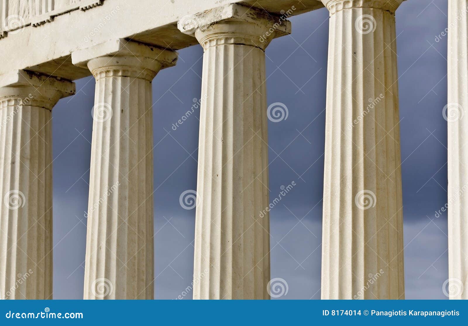 Riga Delle Colonne Del Greco Antico Fotografia Stock - Immagine di ...