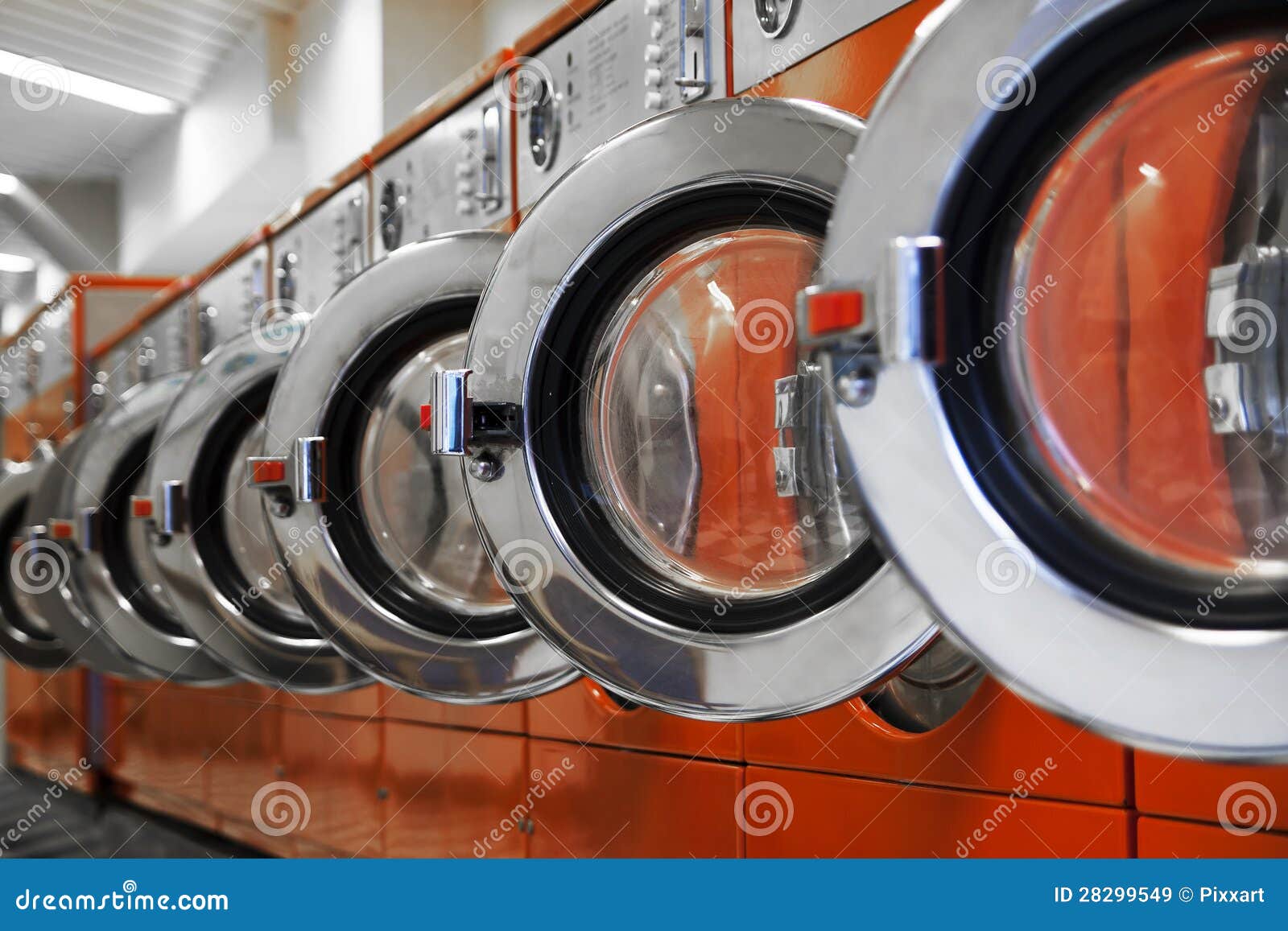 Riga Delle Lavatrici in Lavanderia Automatica Immagine Stock - Immagine ...