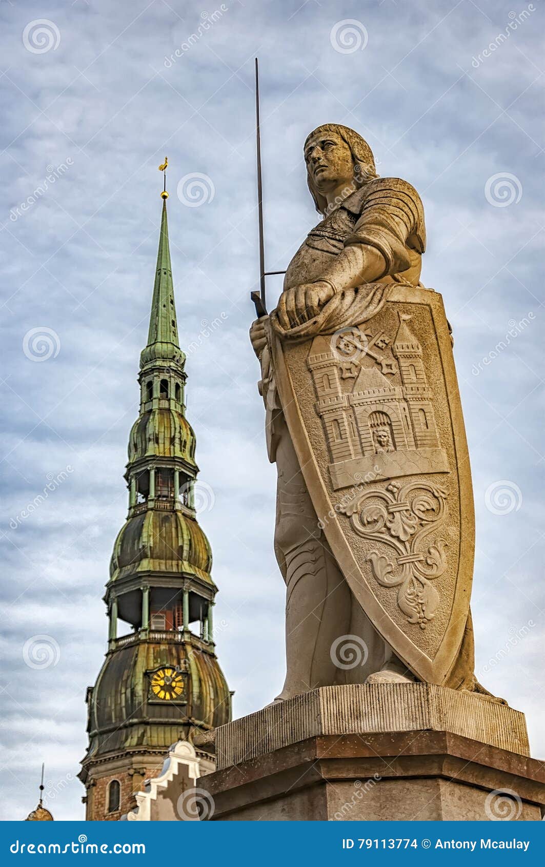 Riga-Heiliges Roland Statue Stockfoto - Bild von kathedrale, borduhr ...