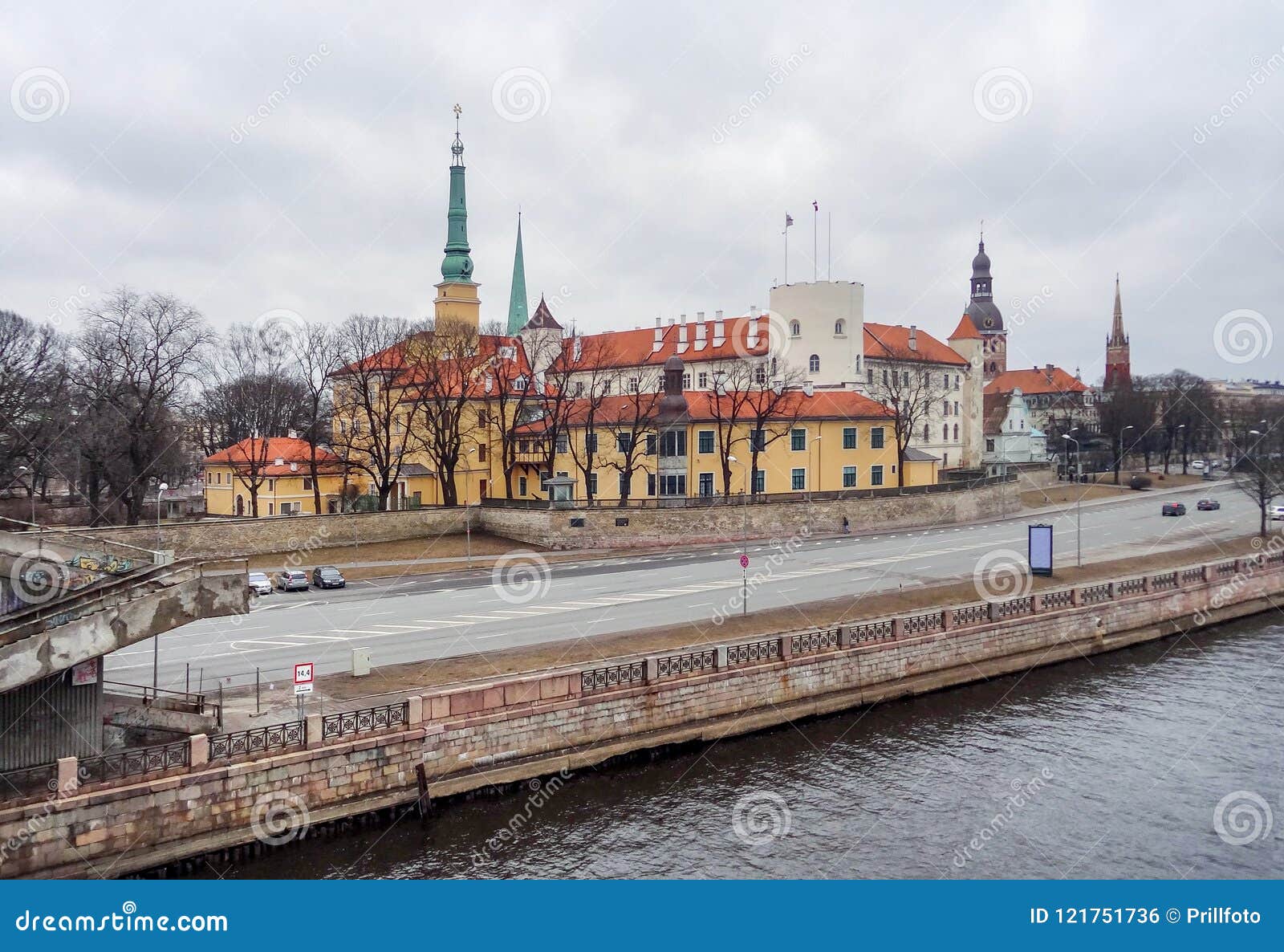 Riga in Letland stock foto. Image of stroom, toren, promenade - 121751736