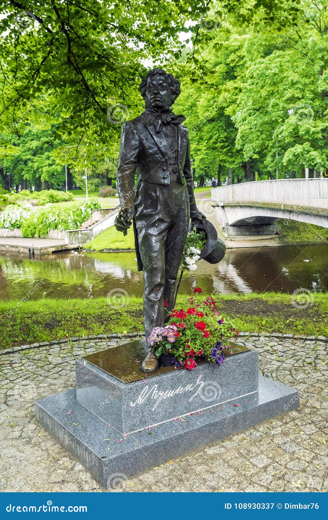 RIGA, LETONIA 12 DE JUNIO DE 2017: El Monumento a Pushkin Es Un Sculptu ...
