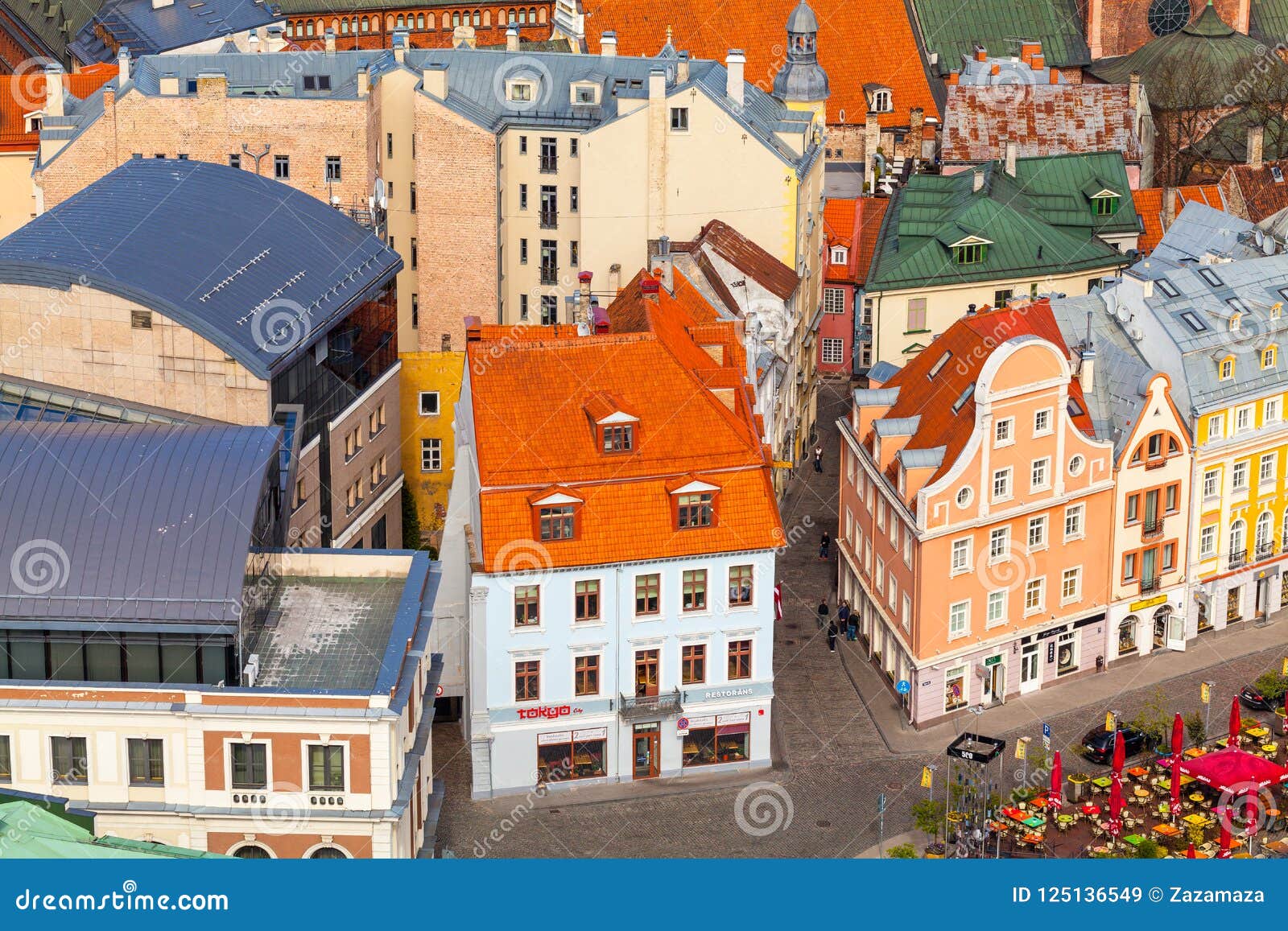 RIGA, LETONIA - 5 DE MAYO DE 2017: Edificios De La Ciudad Vieja Riga ...