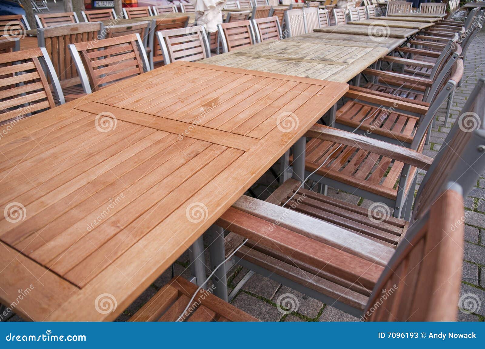 Riga lunga delle tabelle immagine stock. Immagine di vuoto - 7096193