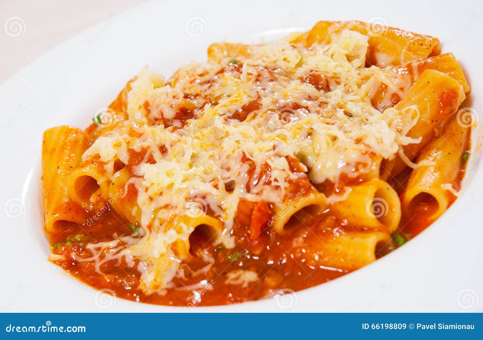 Rigatoni Della Pasta Con Salsa Al Pomodoro E Formaggio Immagine Stock ...