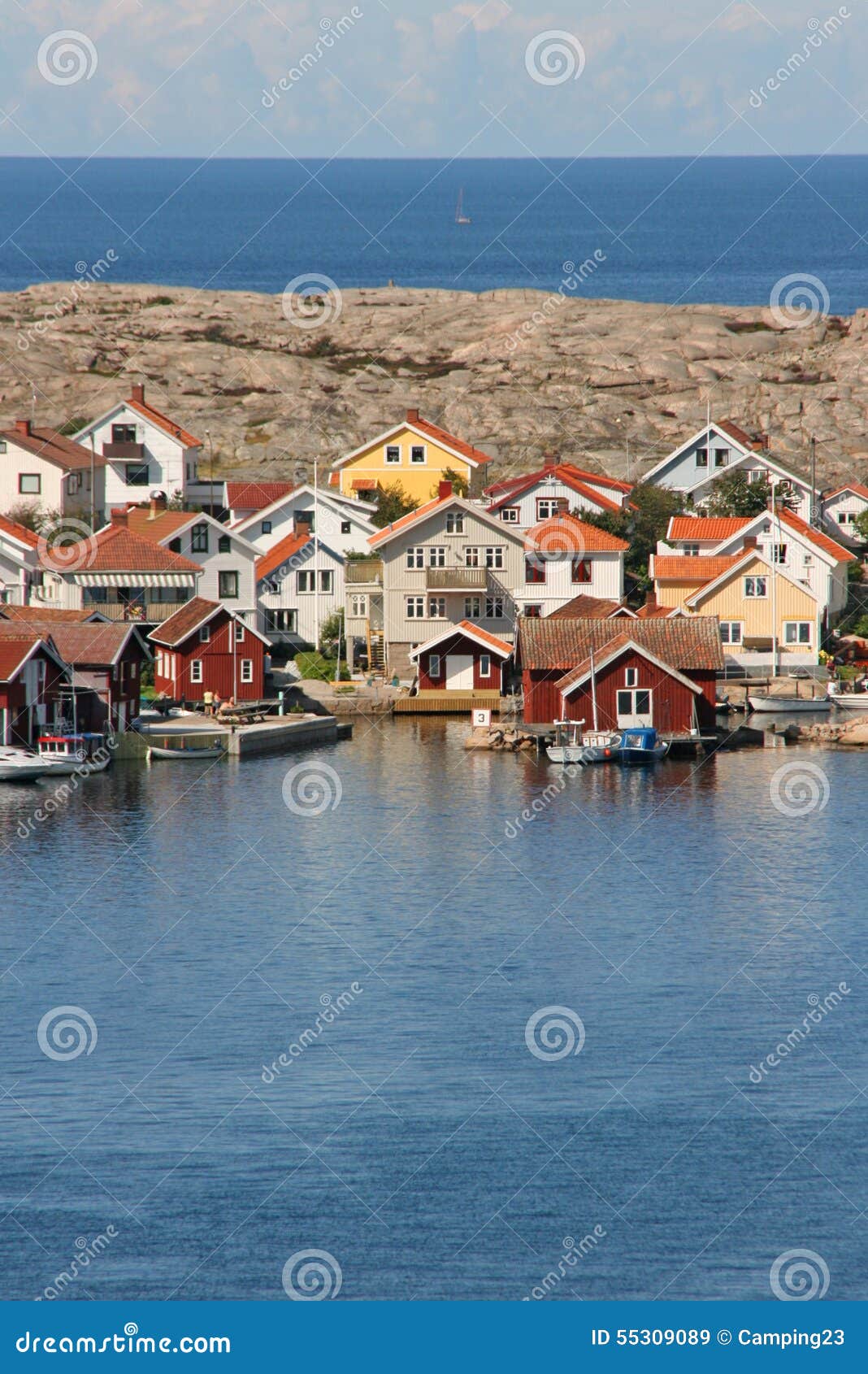 Rij Van Gekleurde Huizen, Smogen, Zweden Stock Afbeelding - Image of ...