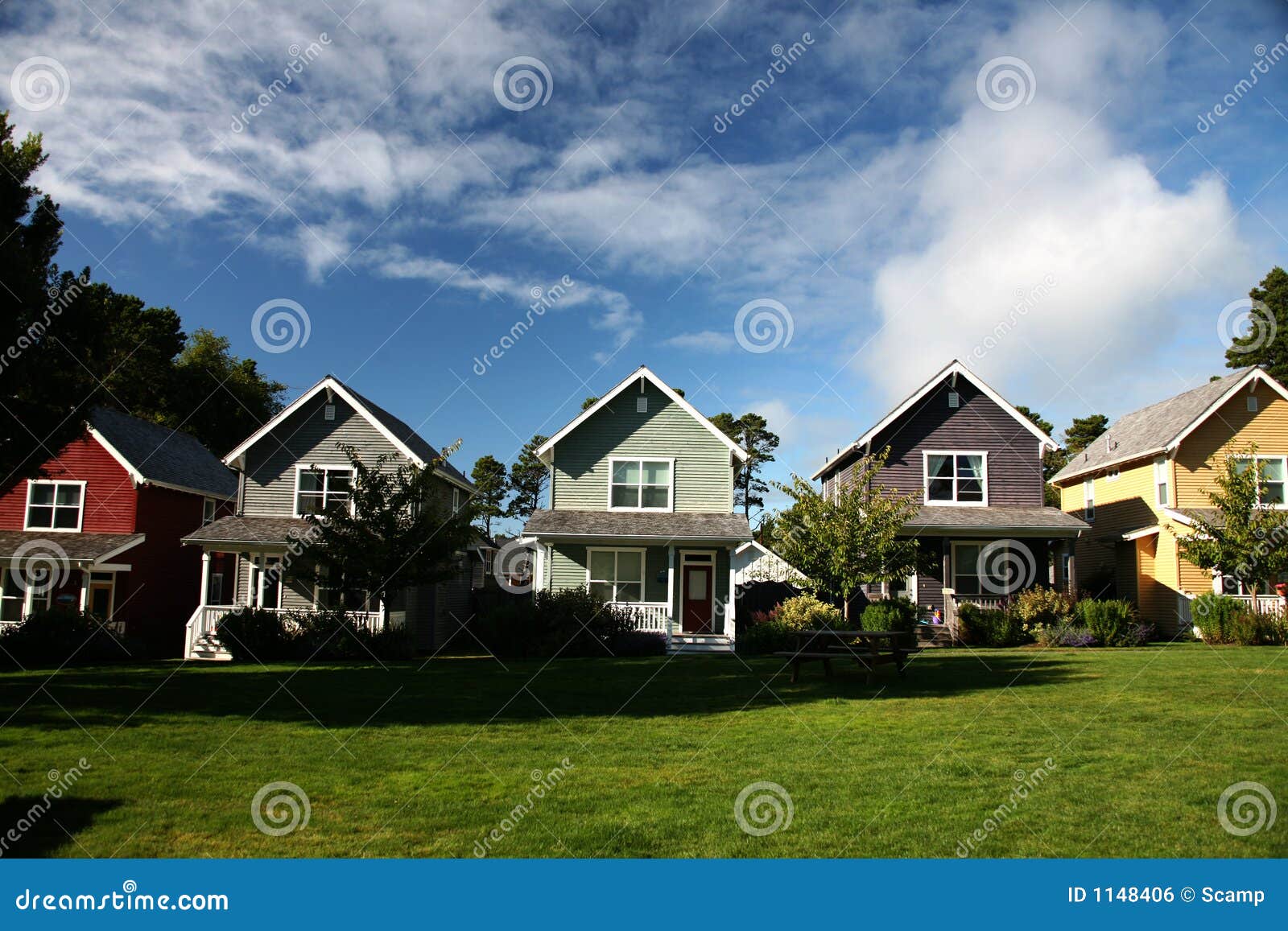 Rij van Huizen stock foto. Image of gras, land, woningen - 1148406