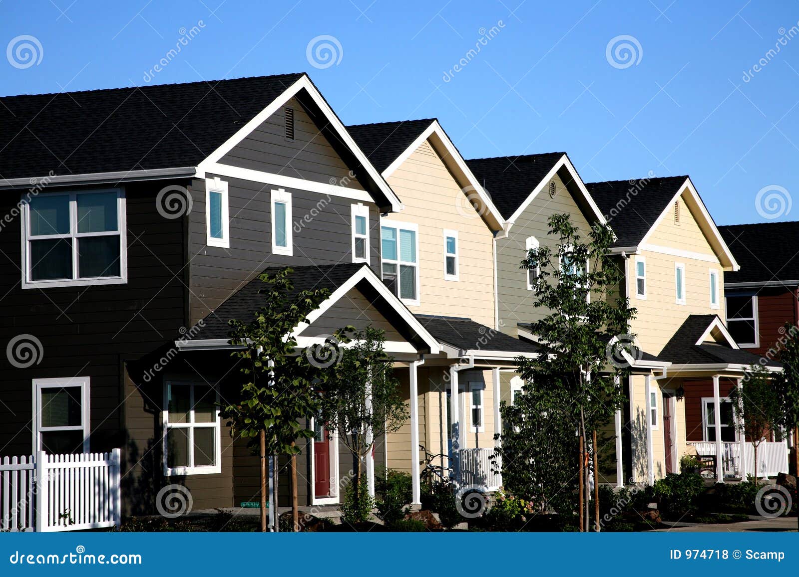 Rij van Huizen in de stad stock foto. Image of bruin, lijnen - 974718