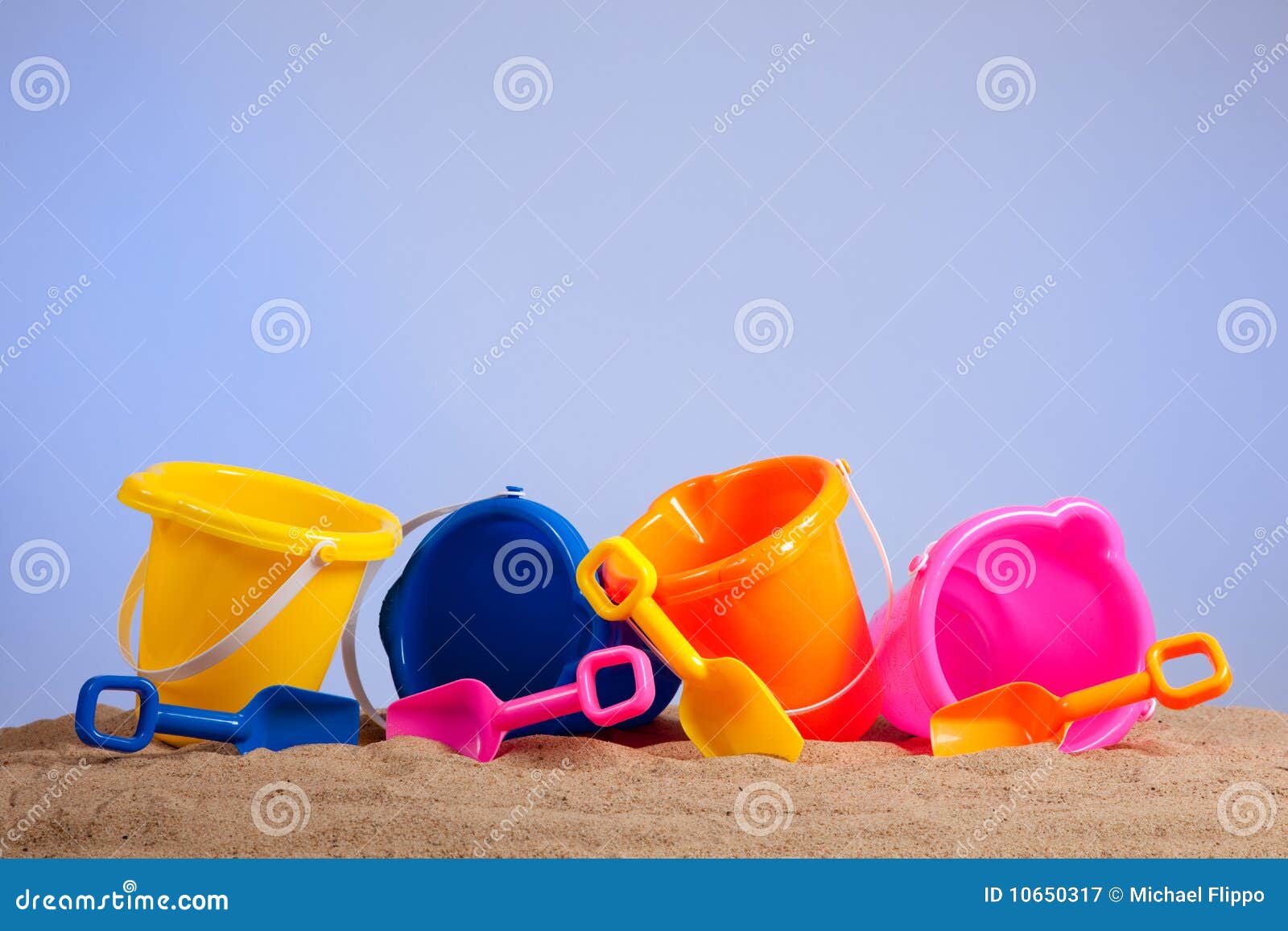 Rij Van Kleurrijke Strandemmers of Emmers Stock Afbeelding - Image of ...