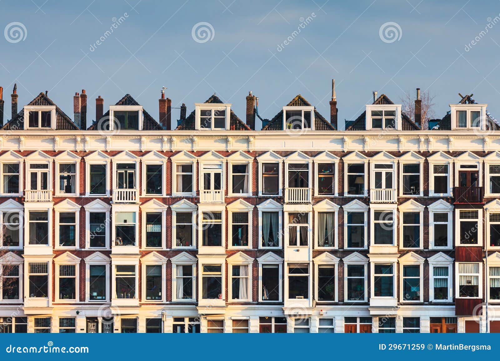 Rij Van Nederlandse Oude Witte Huizen Stock Afbeelding - Image of ...