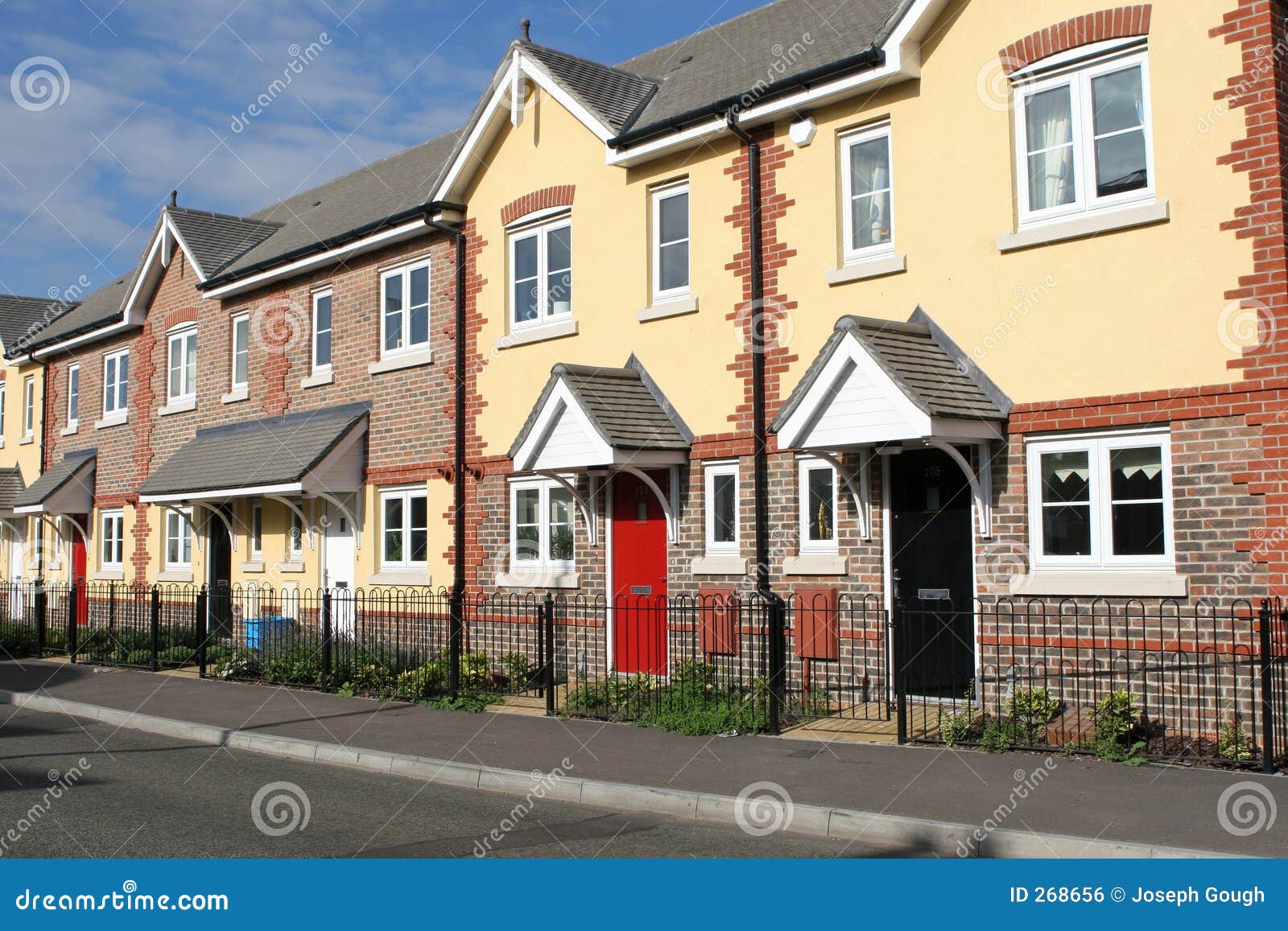 Rij Van Nieuwe Huizen Of Huizen Stock Foto - Afbeelding bestaande uit ...