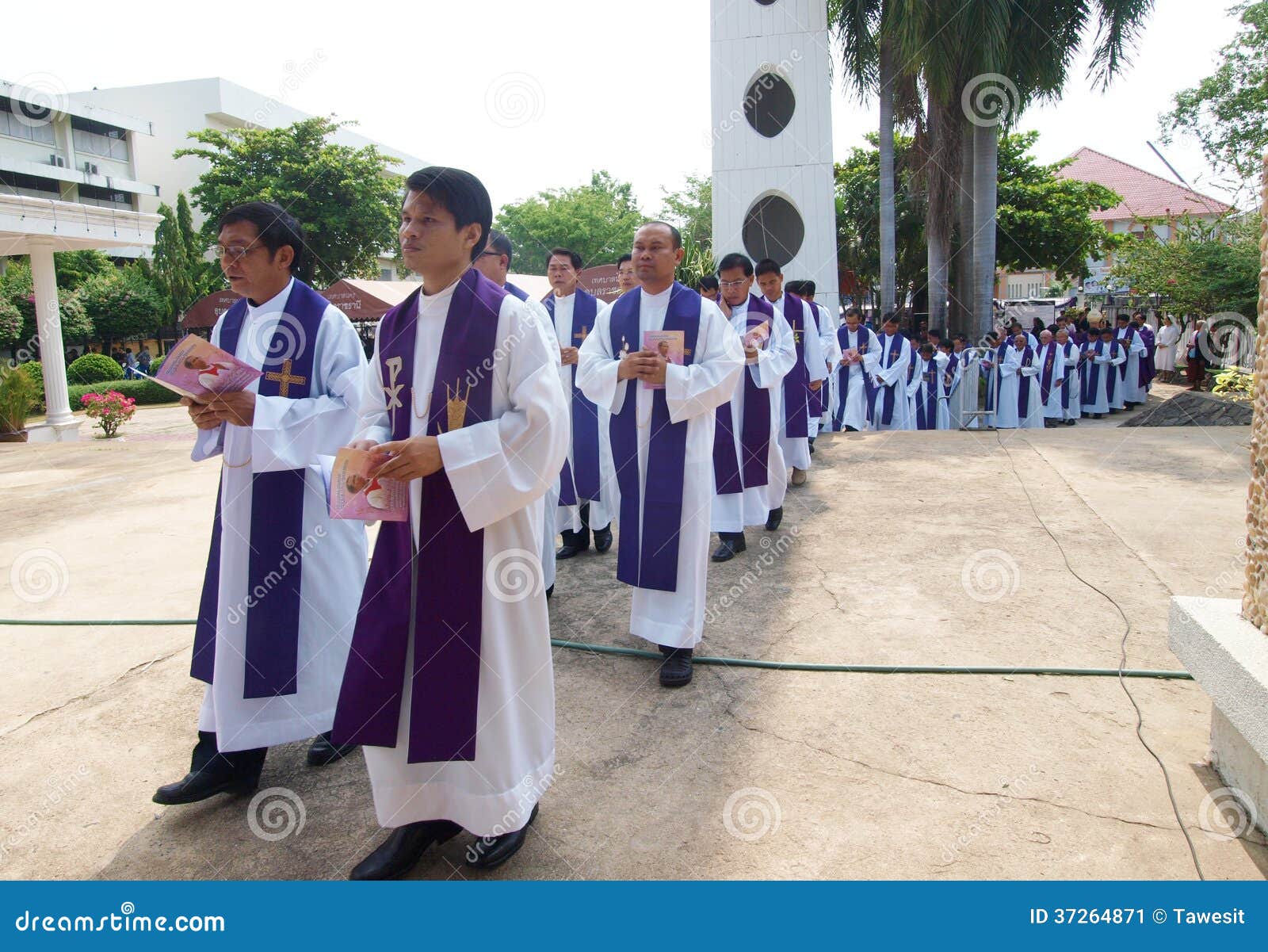Rij Van Priesters Die in Kerk Lopen Redactionele Foto - Image of ...