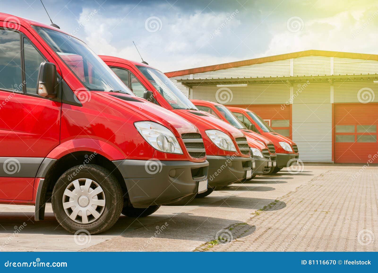 Rij Van Rode Levering En De Dienstauto's Stock Foto - Image of auto ...