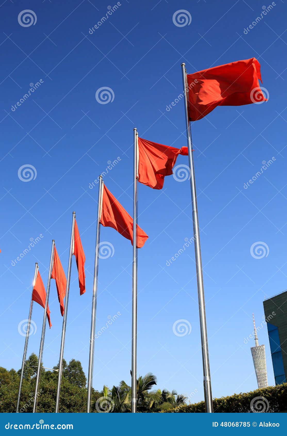 Rij Van Vliegende Rode Vlaggen Stock Afbeelding - Image of buiten, post ...