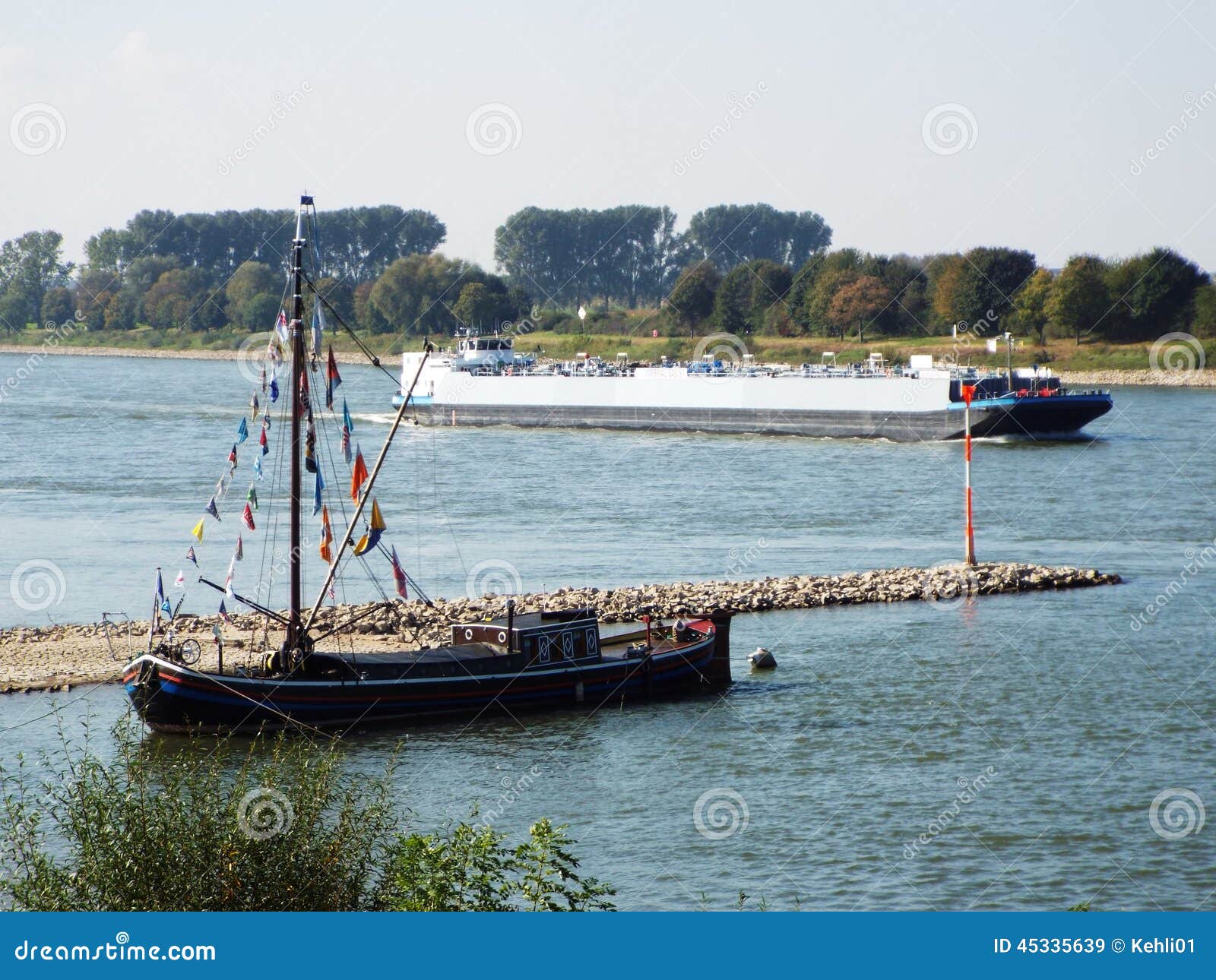 Rijn-schepen - toen en nu redactionele stock afbeelding. Image of ...