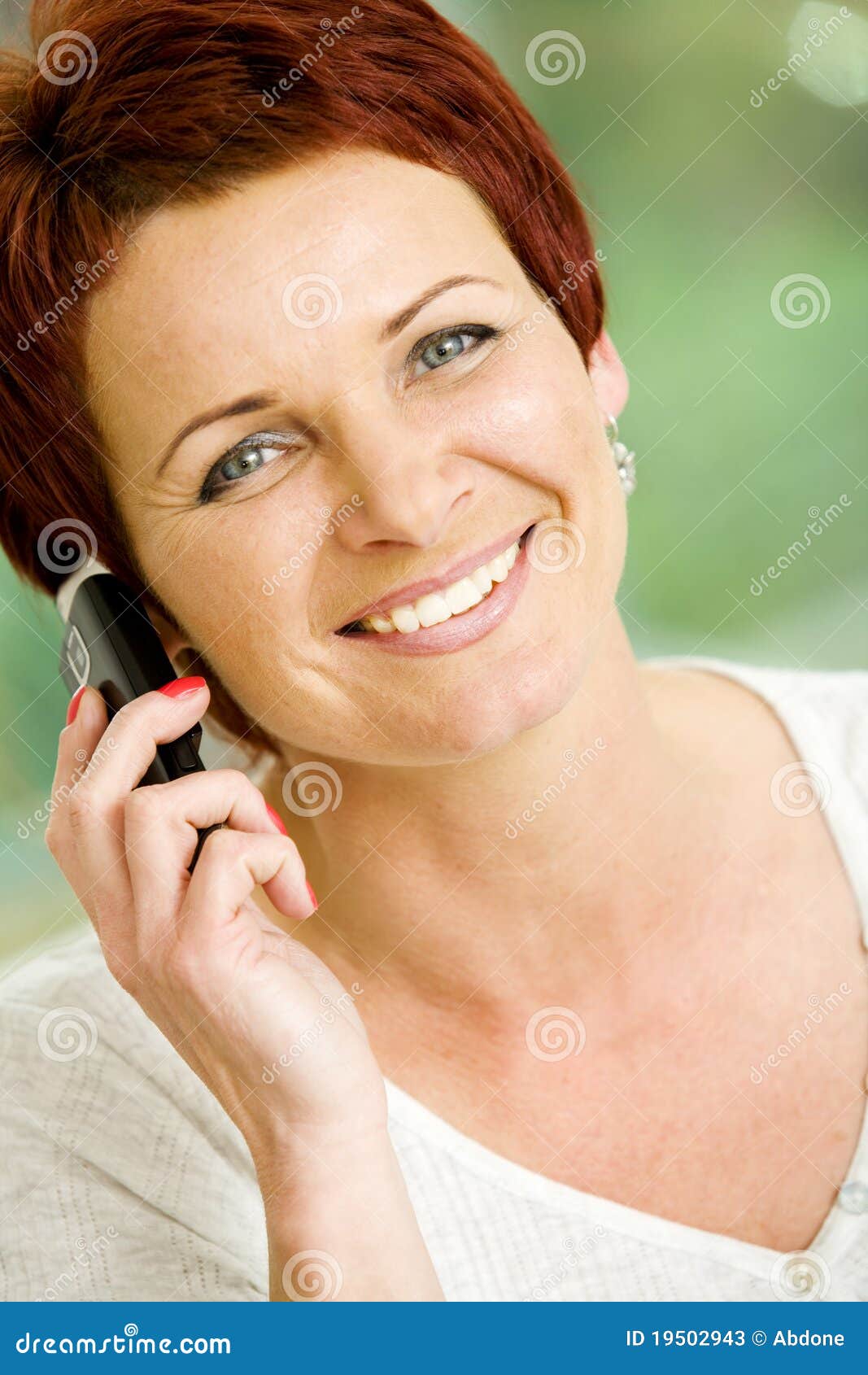 Rijpe vrouw stock afbeelding. Image of overweging, vertrouwen - 19502943