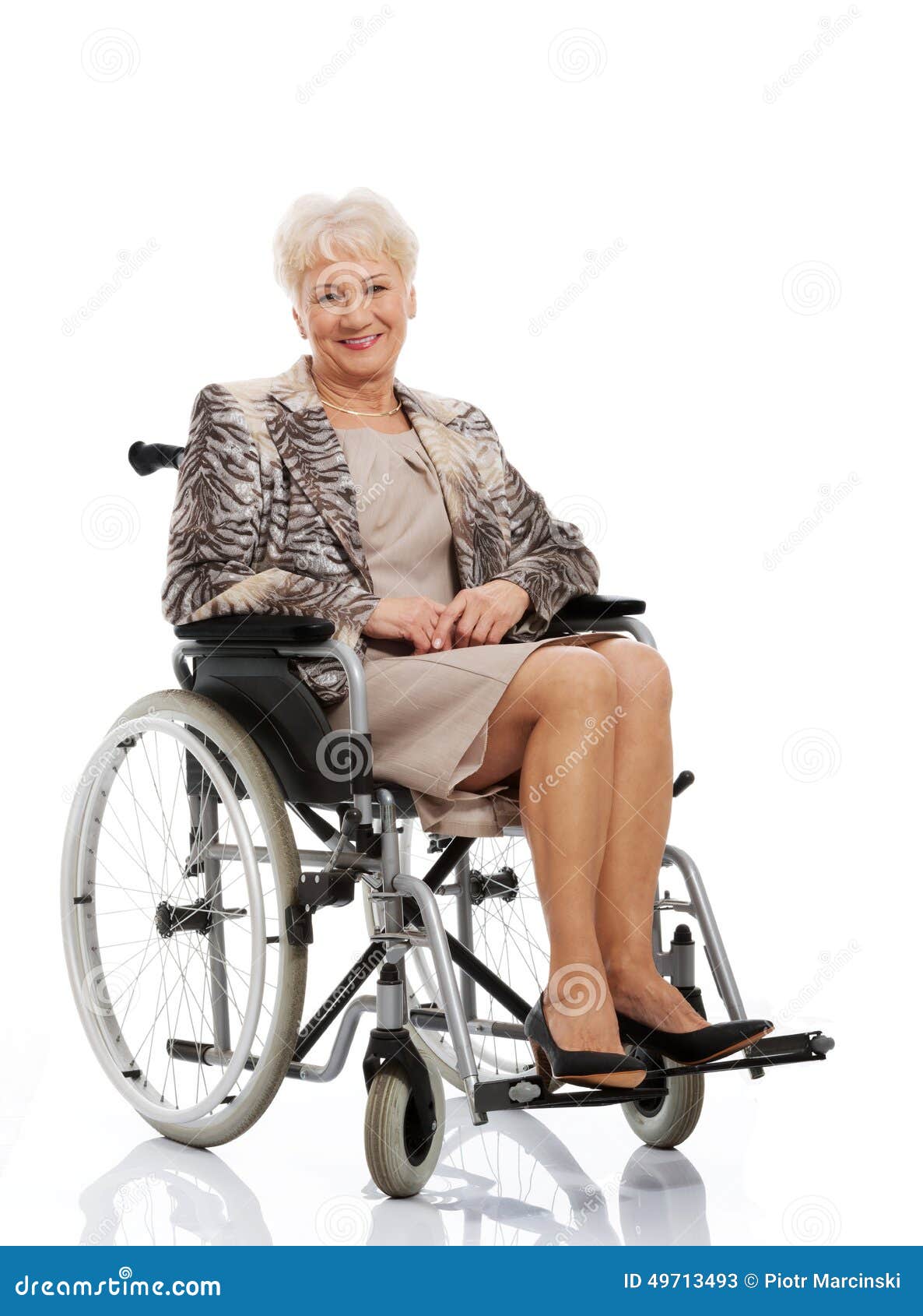 Rijpe Vrouw in Haar Rolstoel Stock Afbeelding - Image of studio, oudste ...