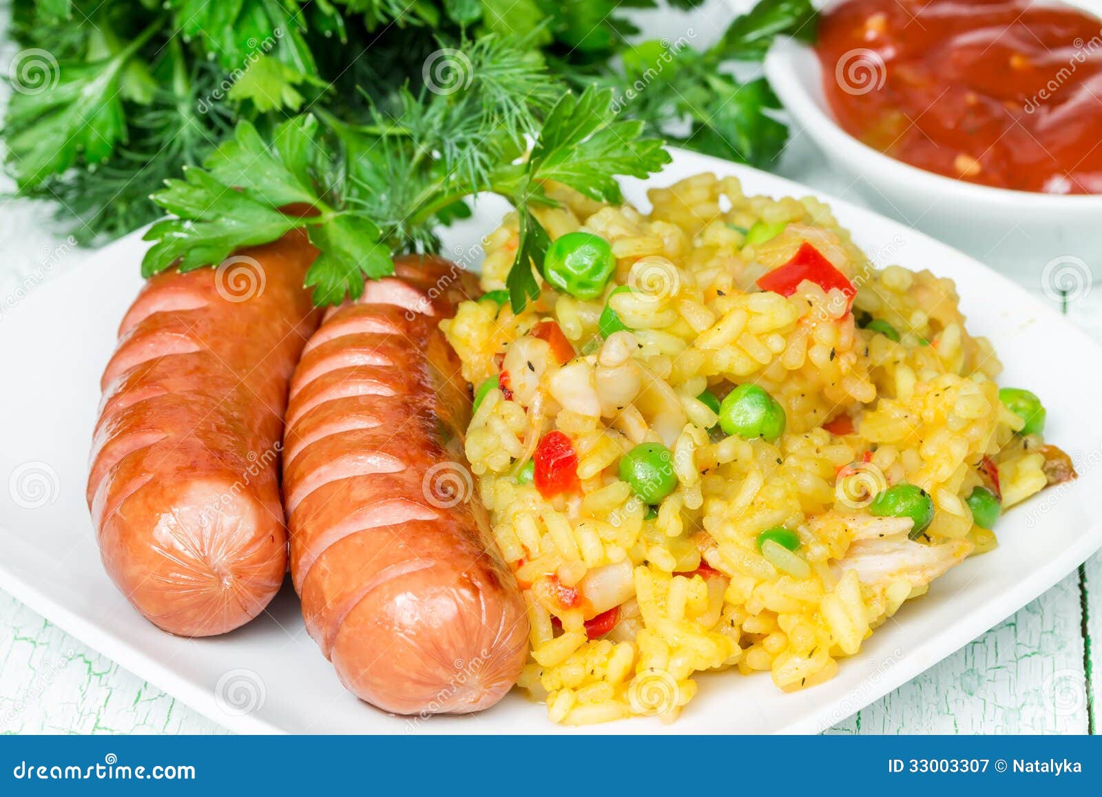 Rijst Met Twee Geroosterde Worsten Stock Afbeelding - Image of erwt ...