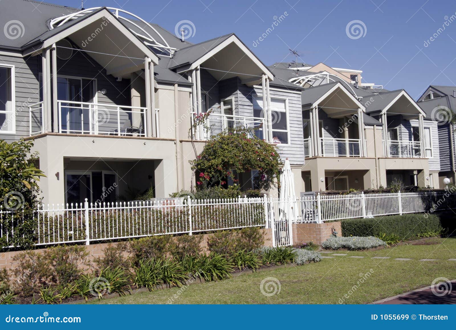 Rijtjeshuis stock afbeelding. Image of blauw, hemel, tuin - 1055699