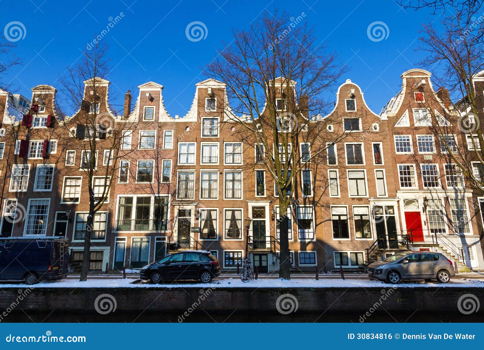 Rijtjeshuizen Amsterdam stock foto. Image of herenhuis - 30834816