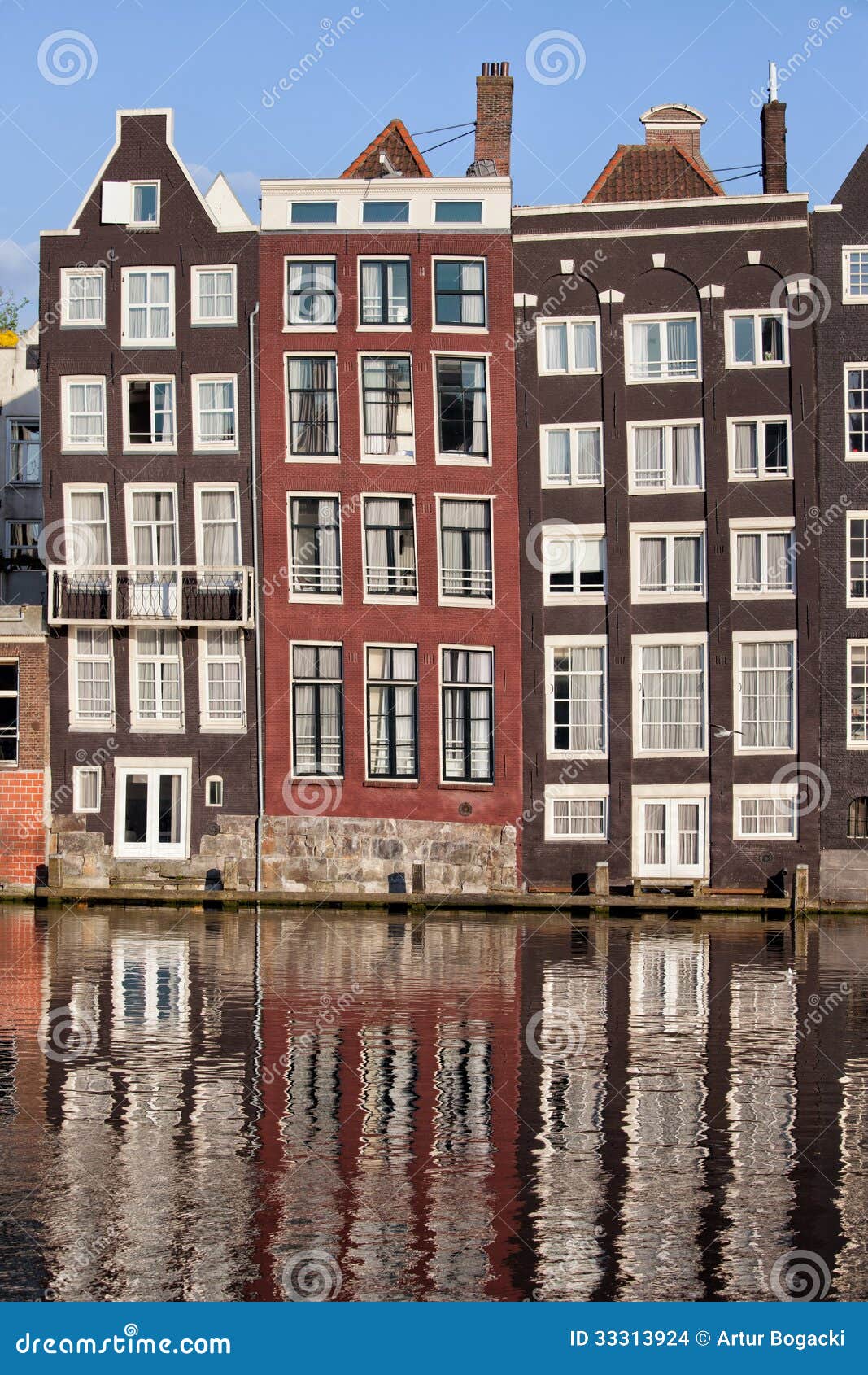 Rijtjeshuizen in Amsterdam stock foto. Image of traditioneel - 33313924